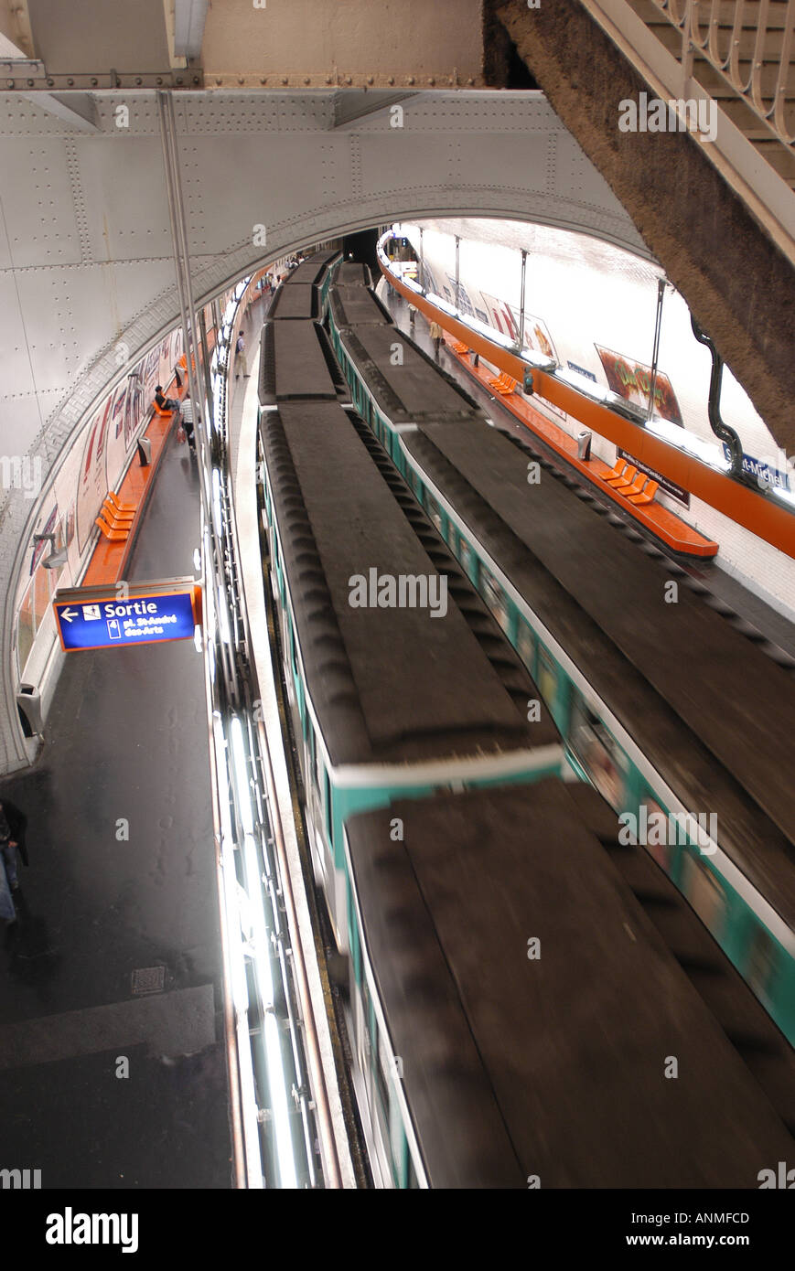 Paris's subway system, referred to as "Le Metro Stock Photo - Alamy