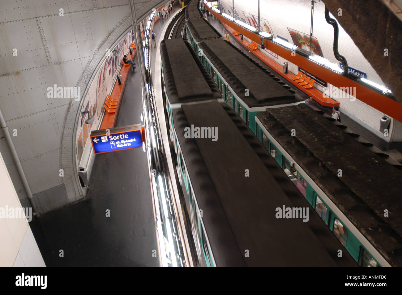 Paris's subway system, referred to as "Le Metro Stock Photo - Alamy
