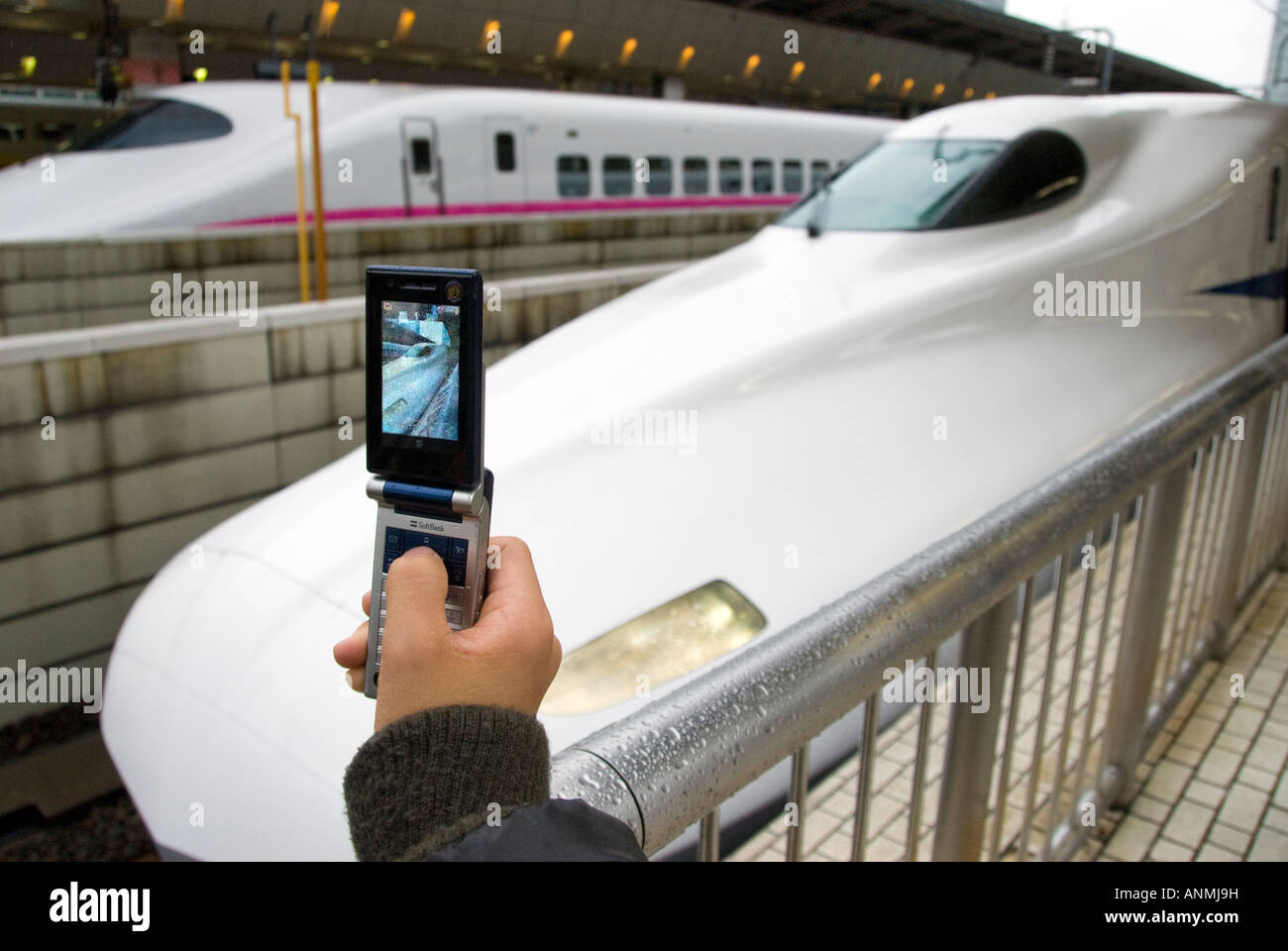Photographing new N700 shinkansen train with camera phone at Tokyo ...