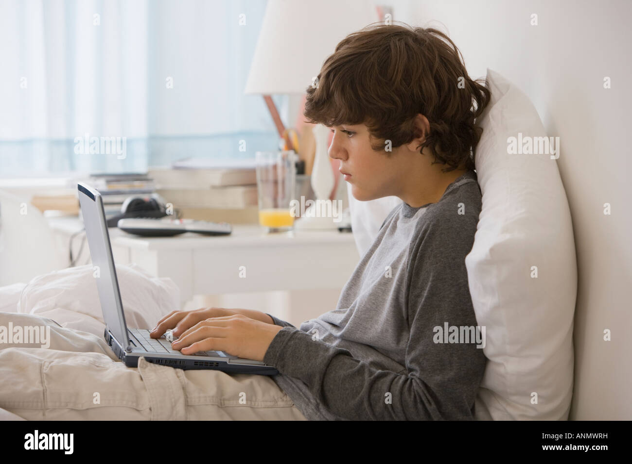 Teenaged computer hi-res stock photography and images - Alamy
