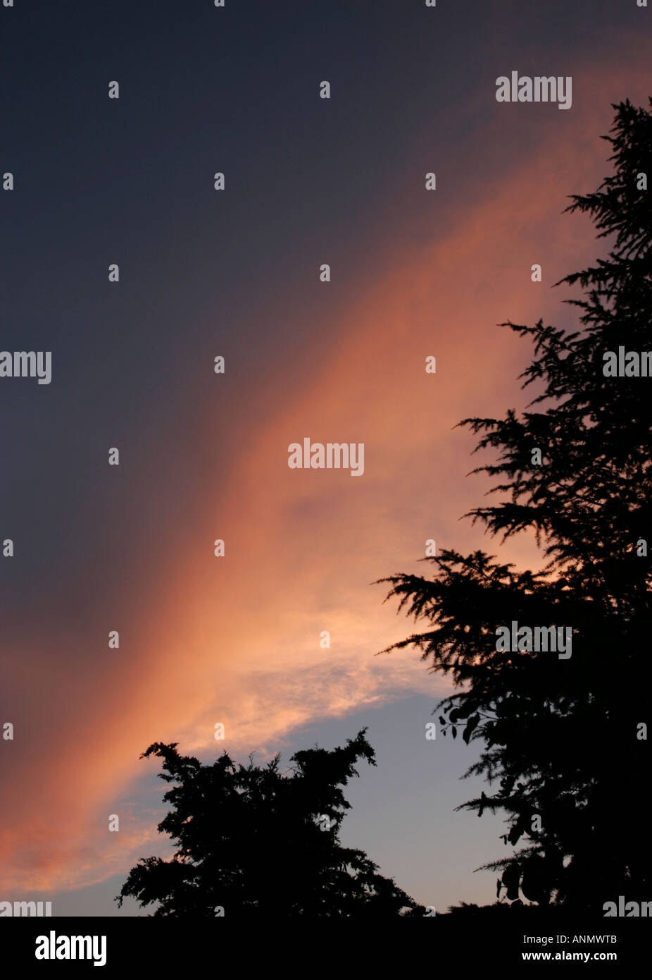 Diagonal cloud formation hi-res stock photography and images - Alamy