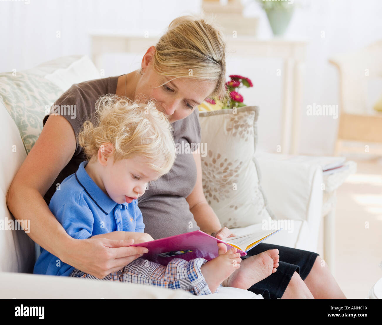 Pregnant mother reading to child Stock Photo - Alamy
