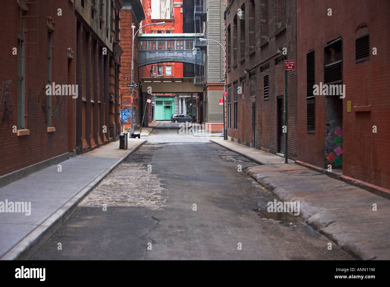 New york city alley way hi-res stock photography and images - Alamy