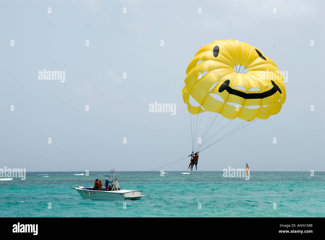 Smiley parasail hi-res stock photography and images - Alamy