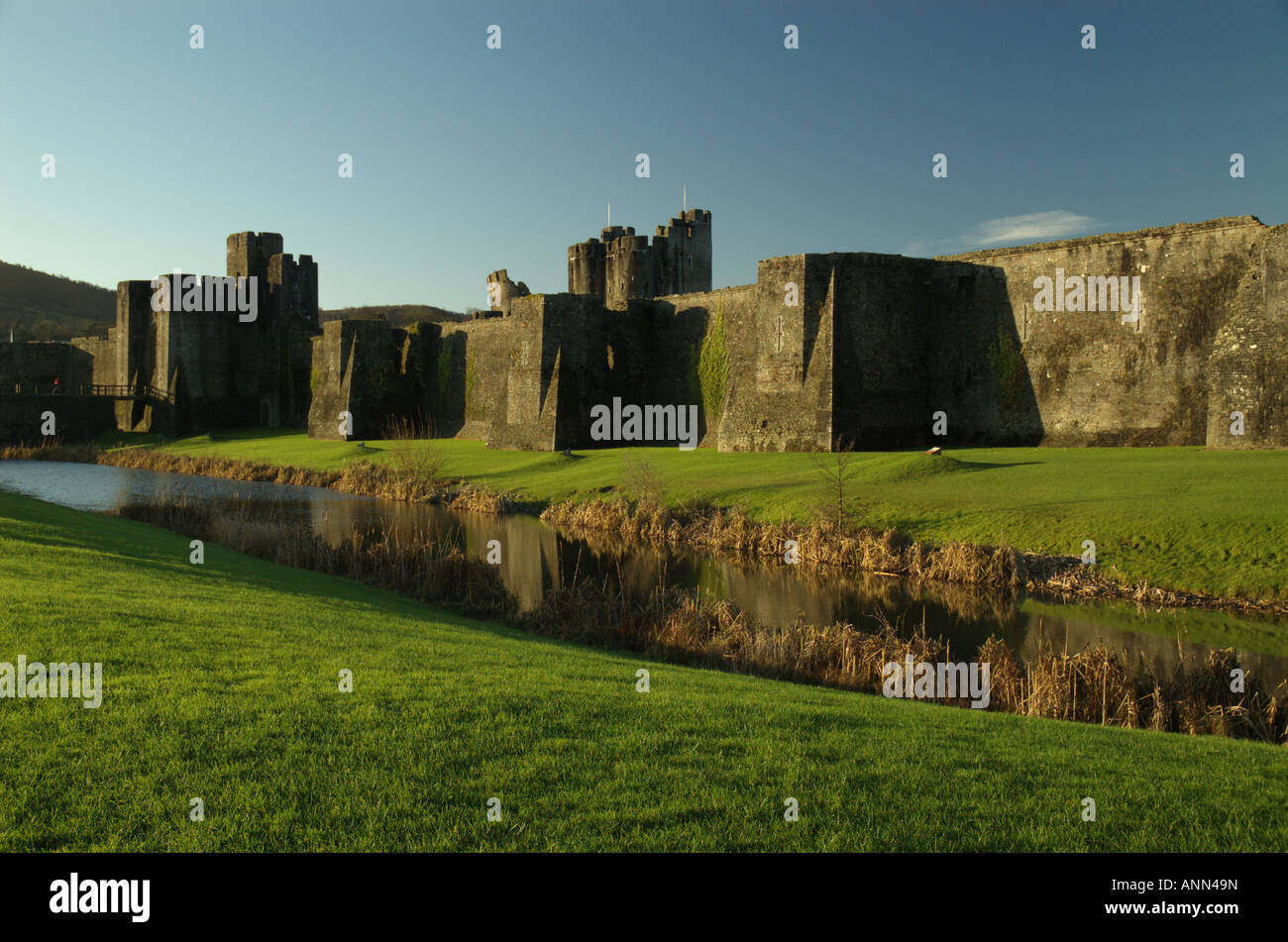 East curtain wall and gatehouse of Caerphilly Castle Stock Photo - Alamy