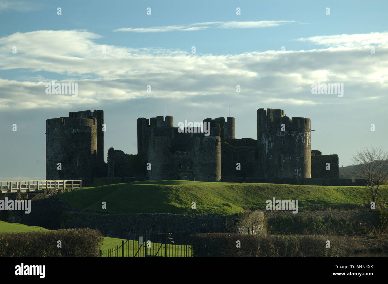 Castle drawbridge and portcullis hi-res stock photography and images ...