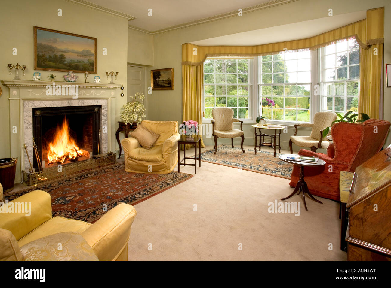 Traditional style living room interior Stock Photo - Alamy
