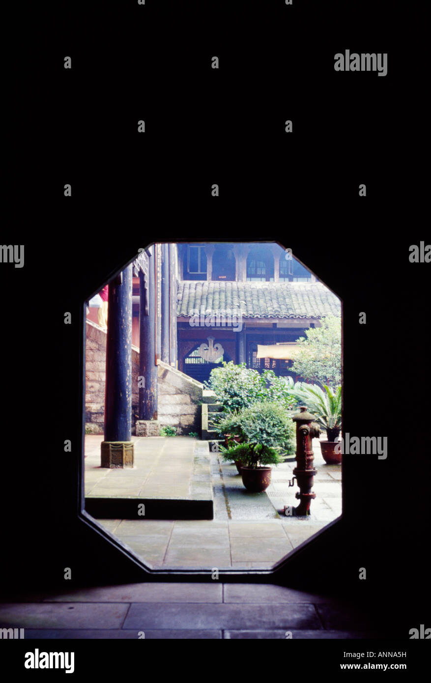Chinese monastery gardens through arch door Stock Photo - Alamy