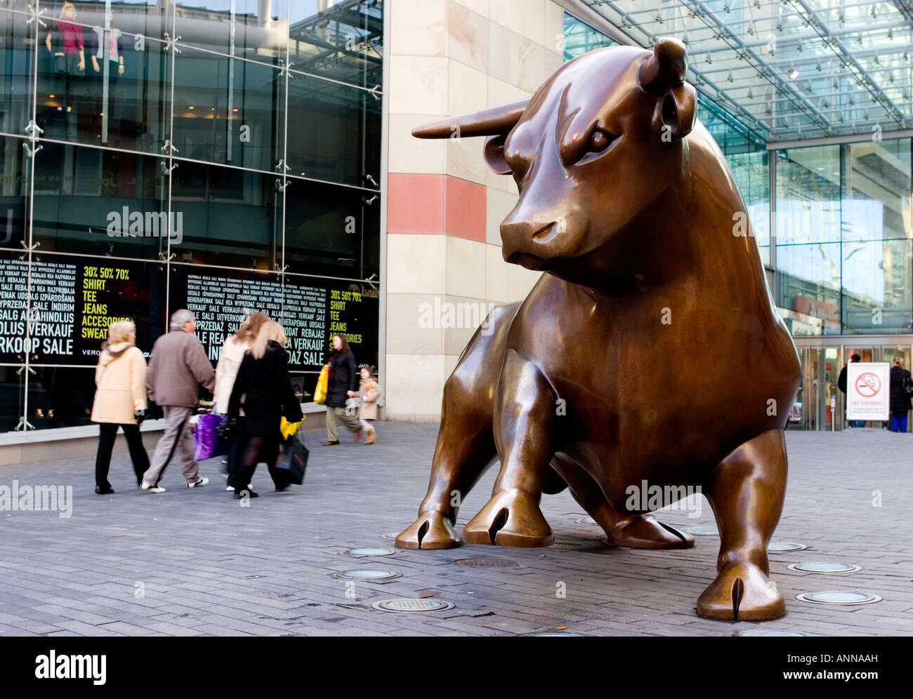 Bronze bull statue designed by sculptor Laurence Broderick Stock Photo ...