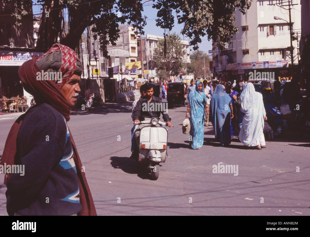 Standing man in turban hi-res stock photography and images - Alamy