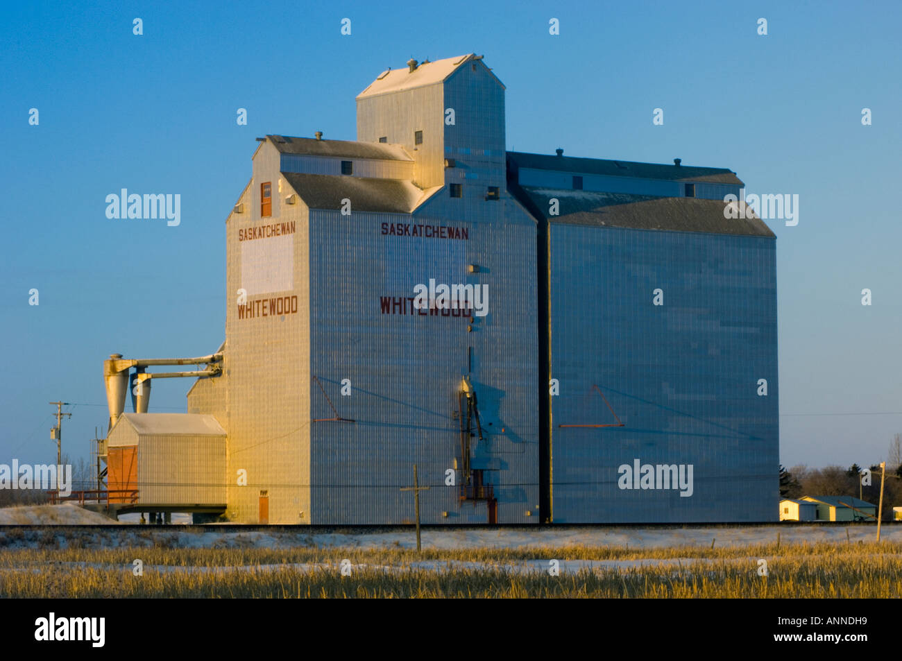 Saskatchewan pool grain elevator hi-res stock photography and images ...