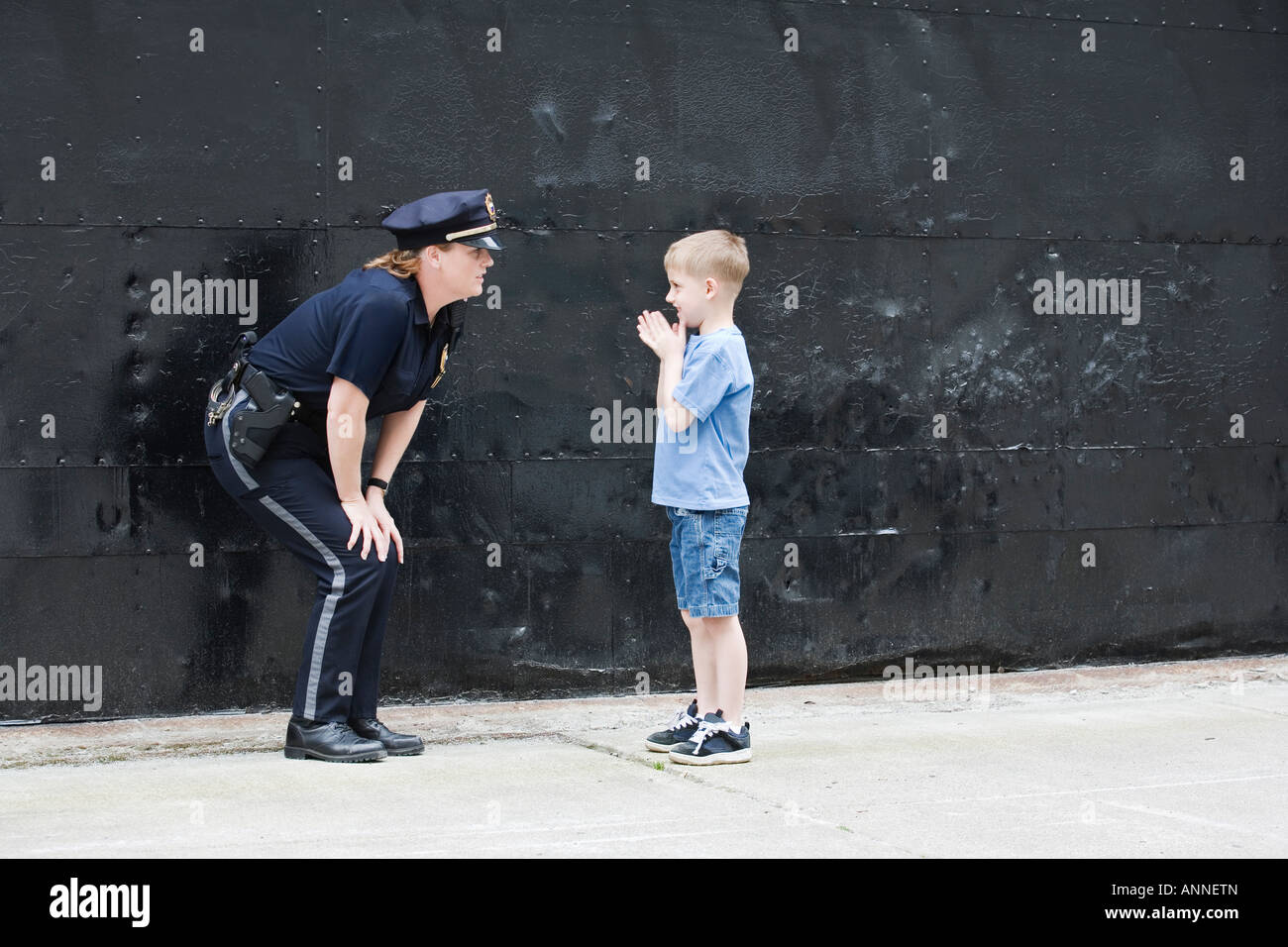 Police Woman A Talk Stock Photos & Police Woman A Talk Stock Images - Alamy