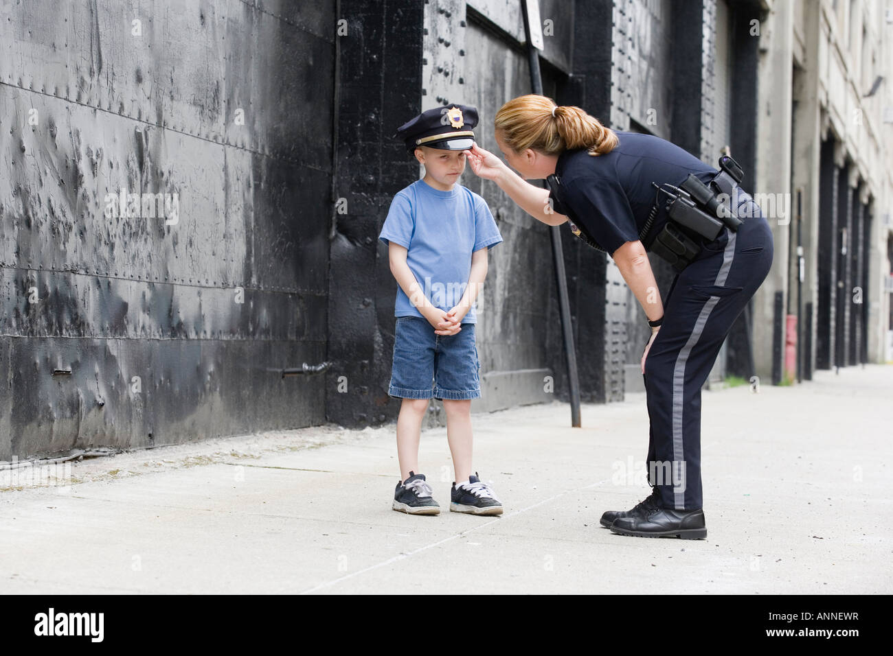 Woman police officer talking to a boy Stock Photo - Alamy