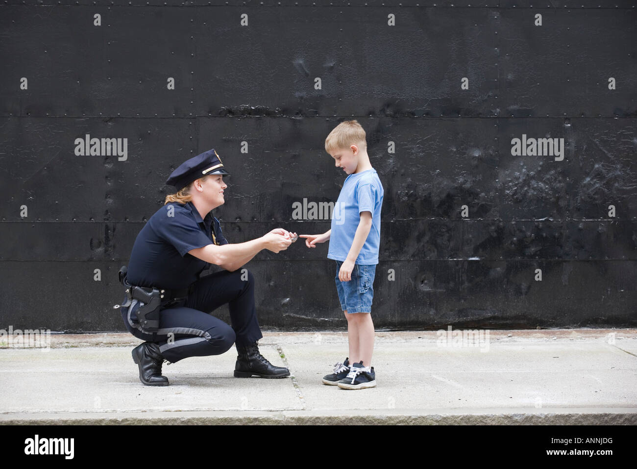 Woman police officer talking to a boy Stock Photo - Alamy