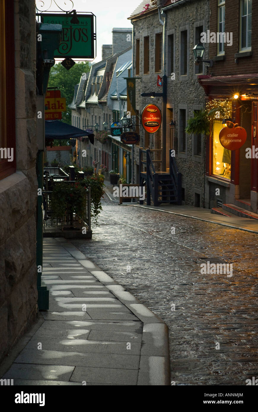 Old quebec cobblestone street hi-res stock photography and images - Alamy