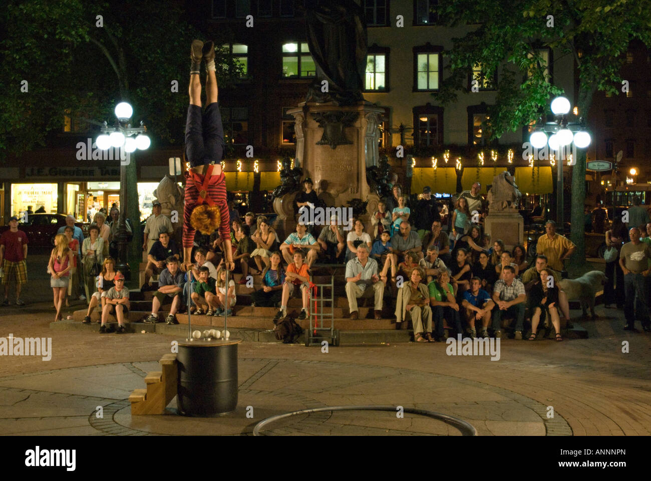 Audience street hi-res stock photography and images - Alamy