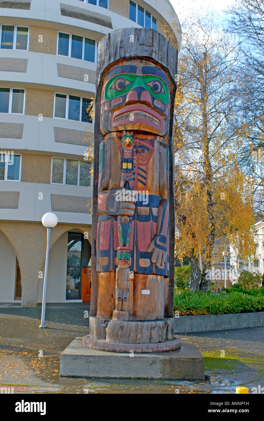 Cedarman Holding Talking Stick Totem in Duncan City of Totems Vancouver ...