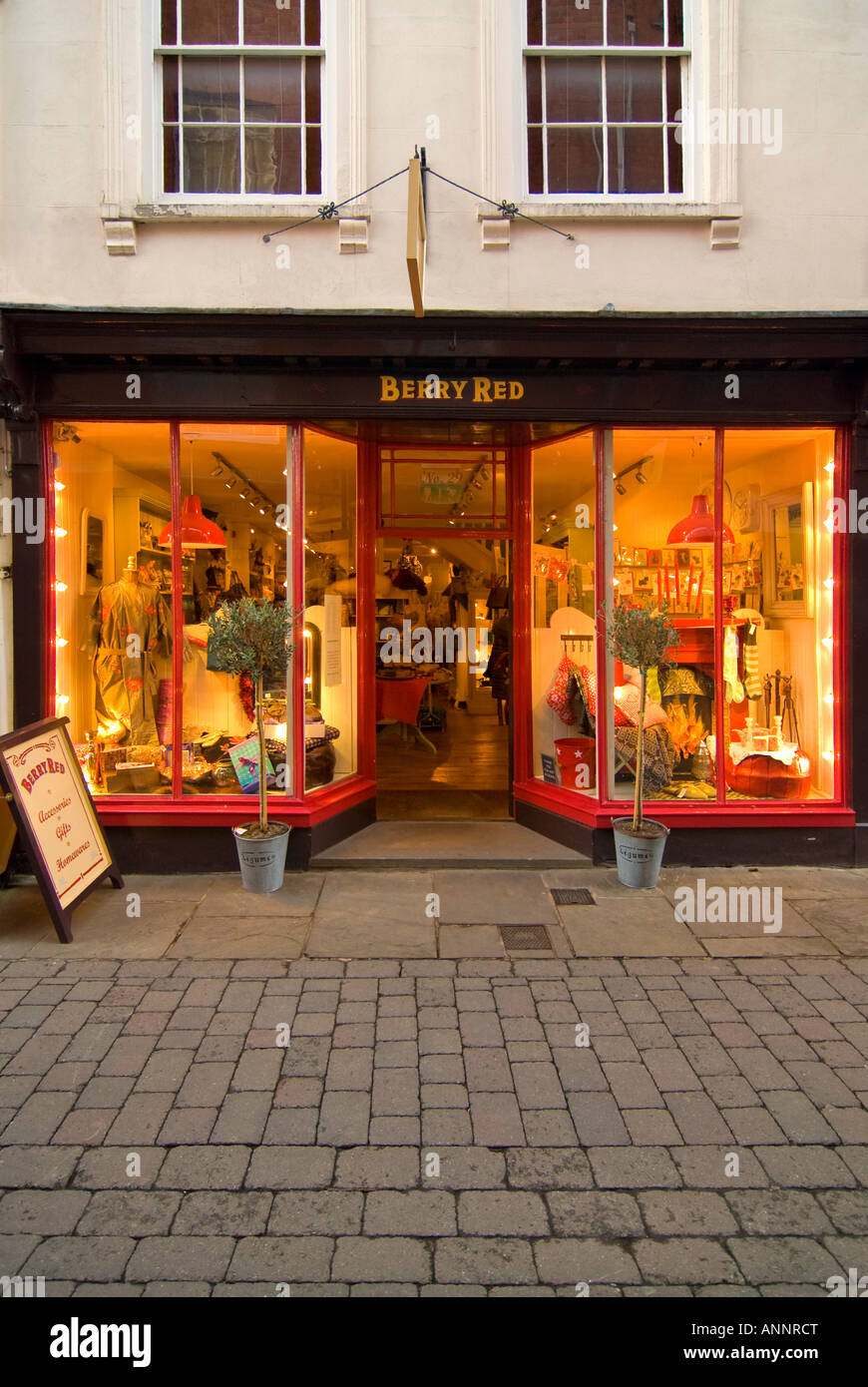 Independent boutique hi-res stock photography and images - Alamy