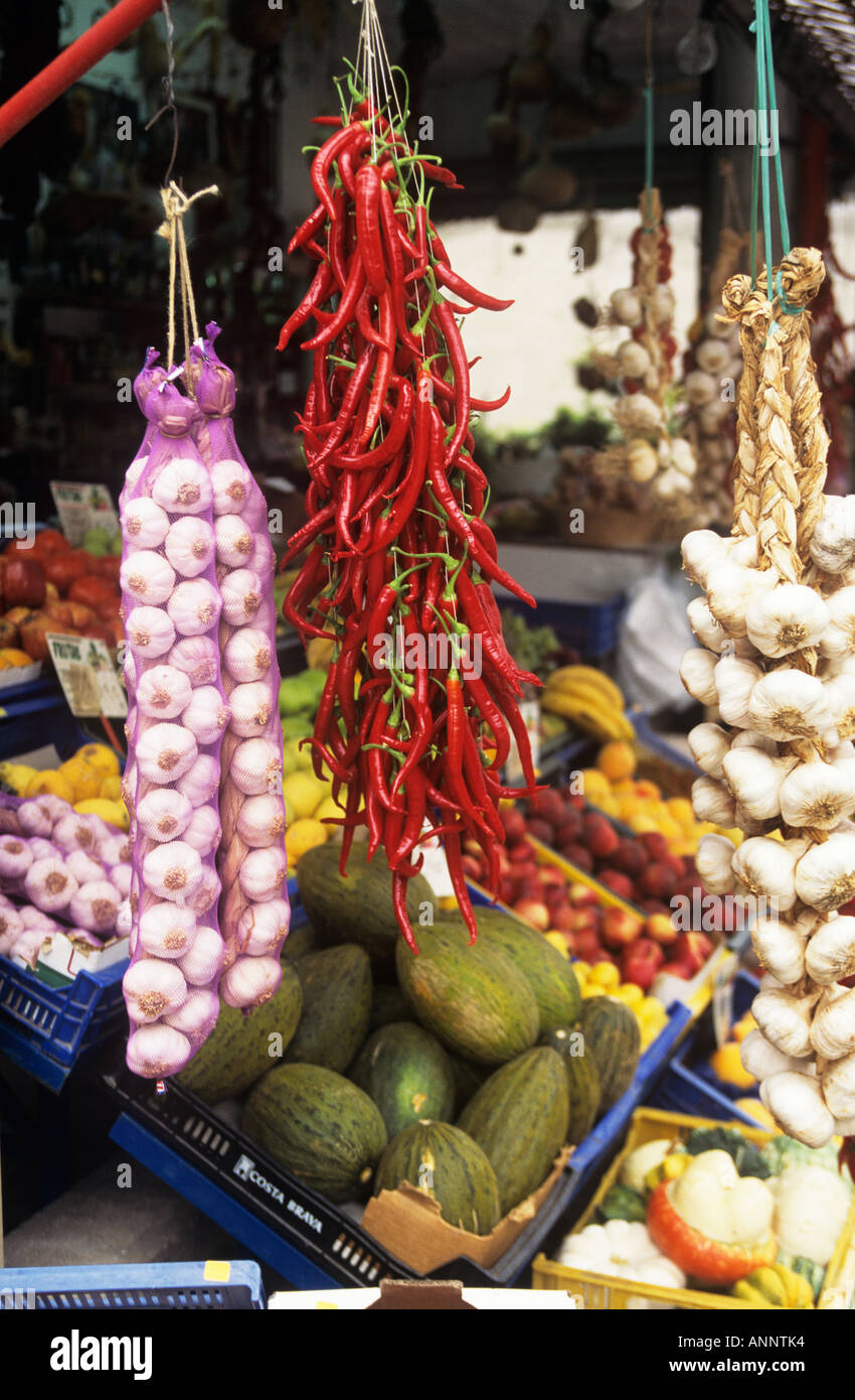 Red chilli peppers and garlic bulbs hi-res stock photography and images ...