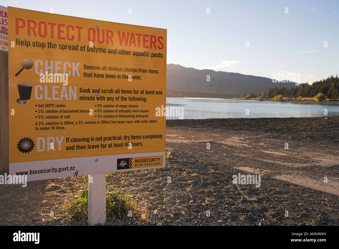 Didymo warning and prevention sign Lake Tekapo Stock Photo - Alamy