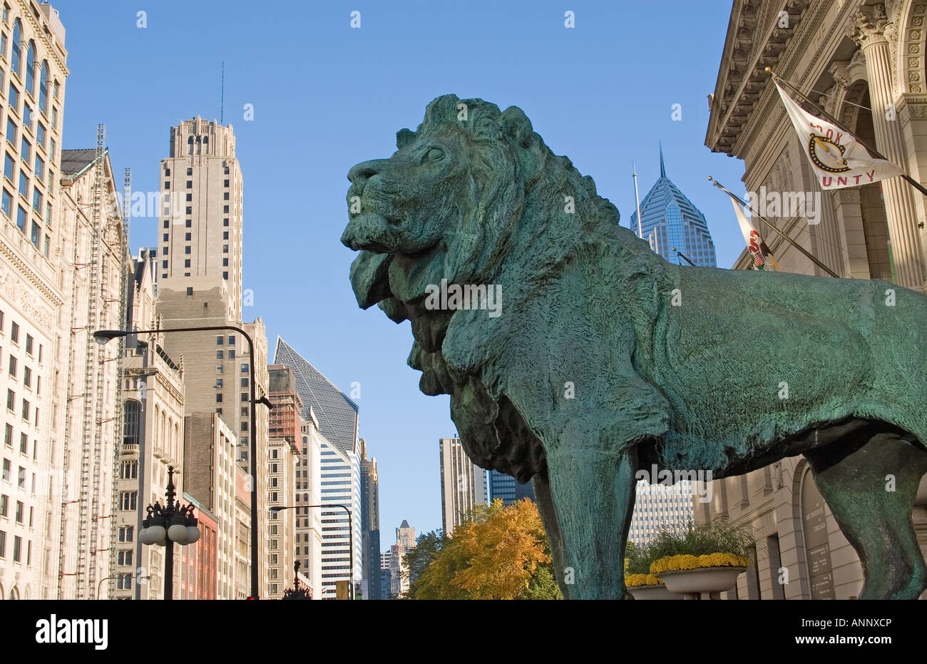 Chicago lion statue hi-res stock photography and images - Alamy