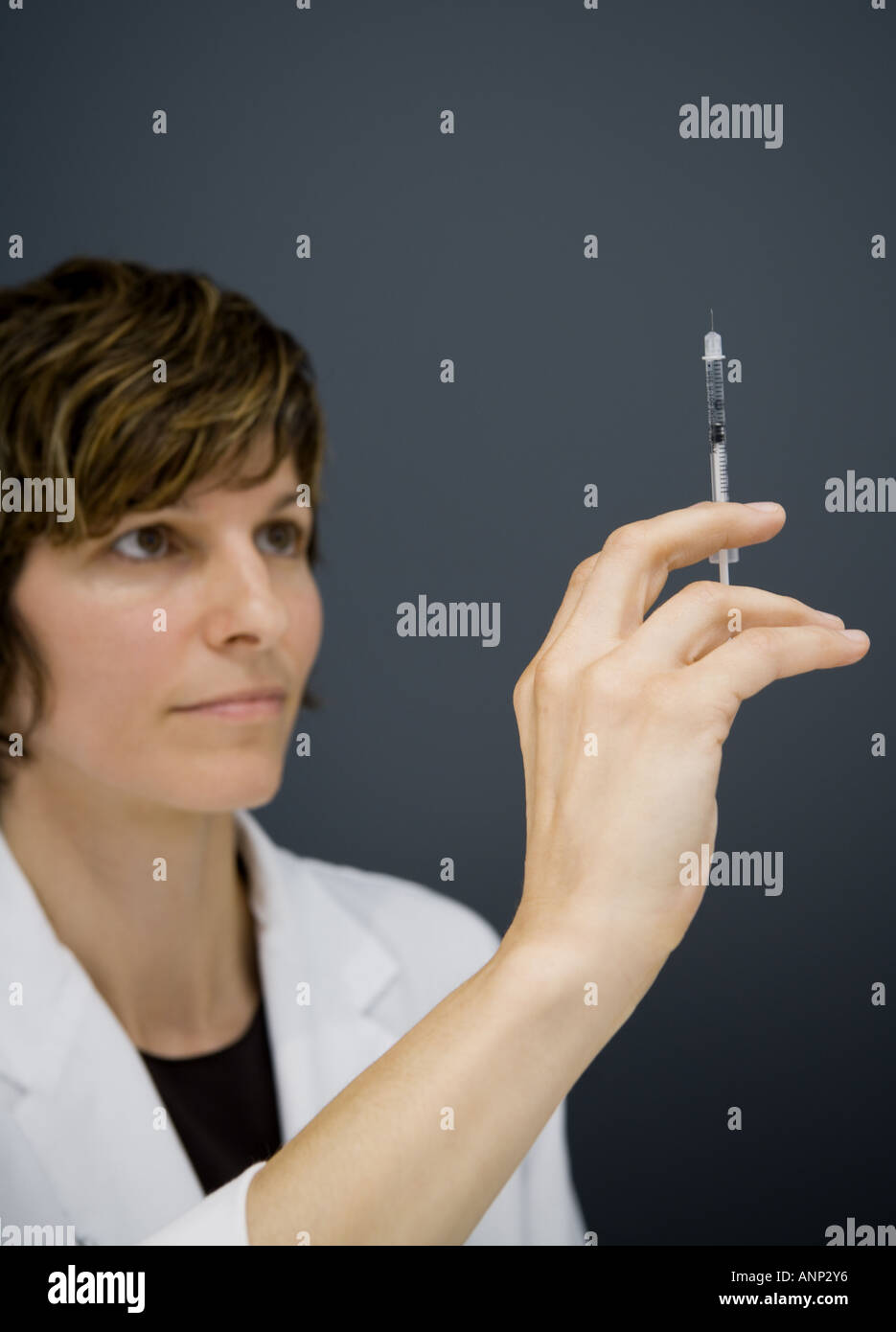 Close up of a female doctor holding a botox syringe Stock Photo - Alamy