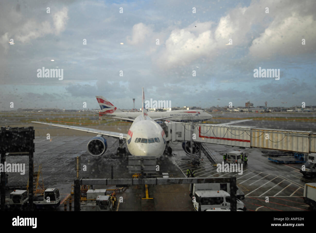 Boeing 747 aircraft unload hi-res stock photography and images - Alamy