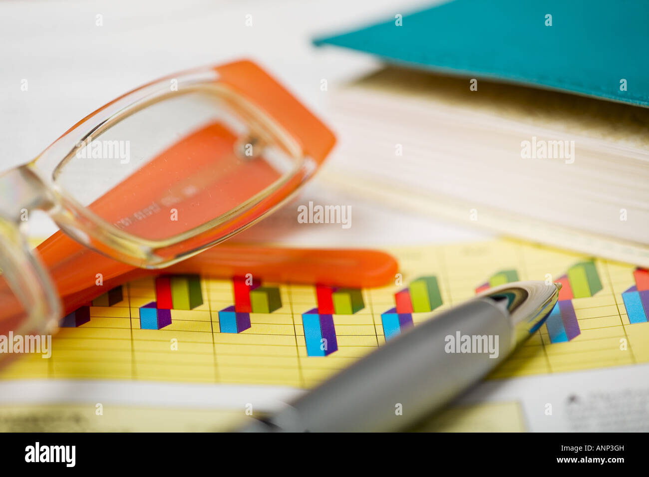 Pen and Eye Glasses close up with diagram Stock Photo - Alamy