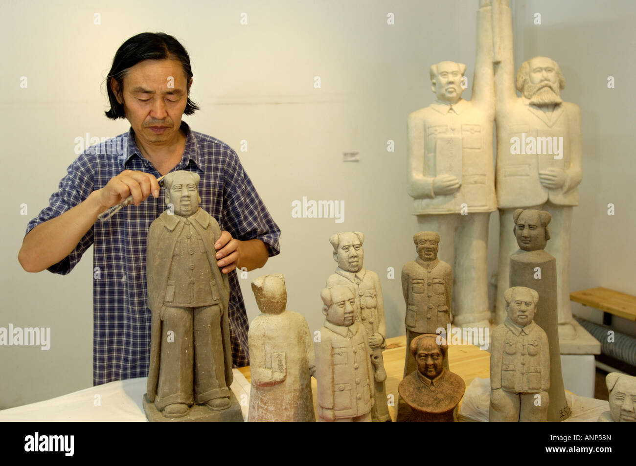 Artist Wang Wenhai's Mao Zedong work at 798 art zone. 31 Jul 2006 Stock Photo - Alamy
