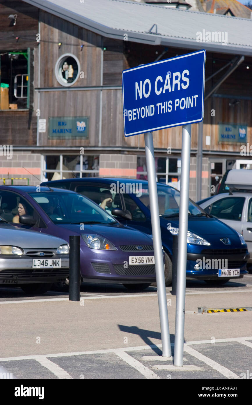 No parking beyond this point sign signs hi-res stock photography and ...