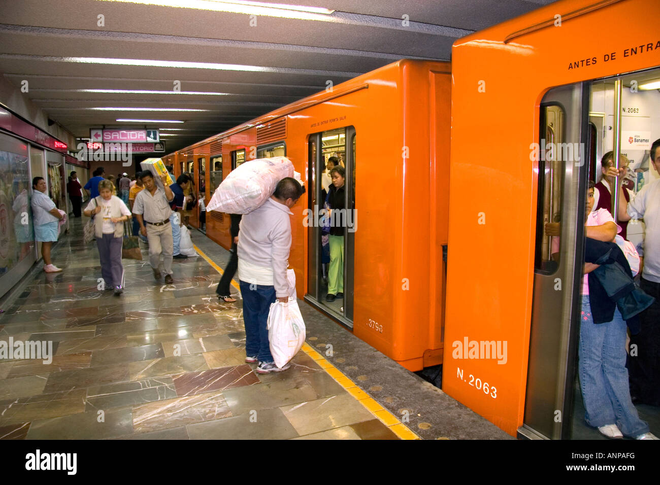 Passengers subway train mexico city hi-res stock photography and images ...