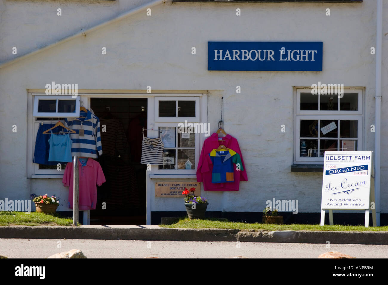 The Harbour Light gift and souvenir shop in Boscastle Stock Photo - Alamy