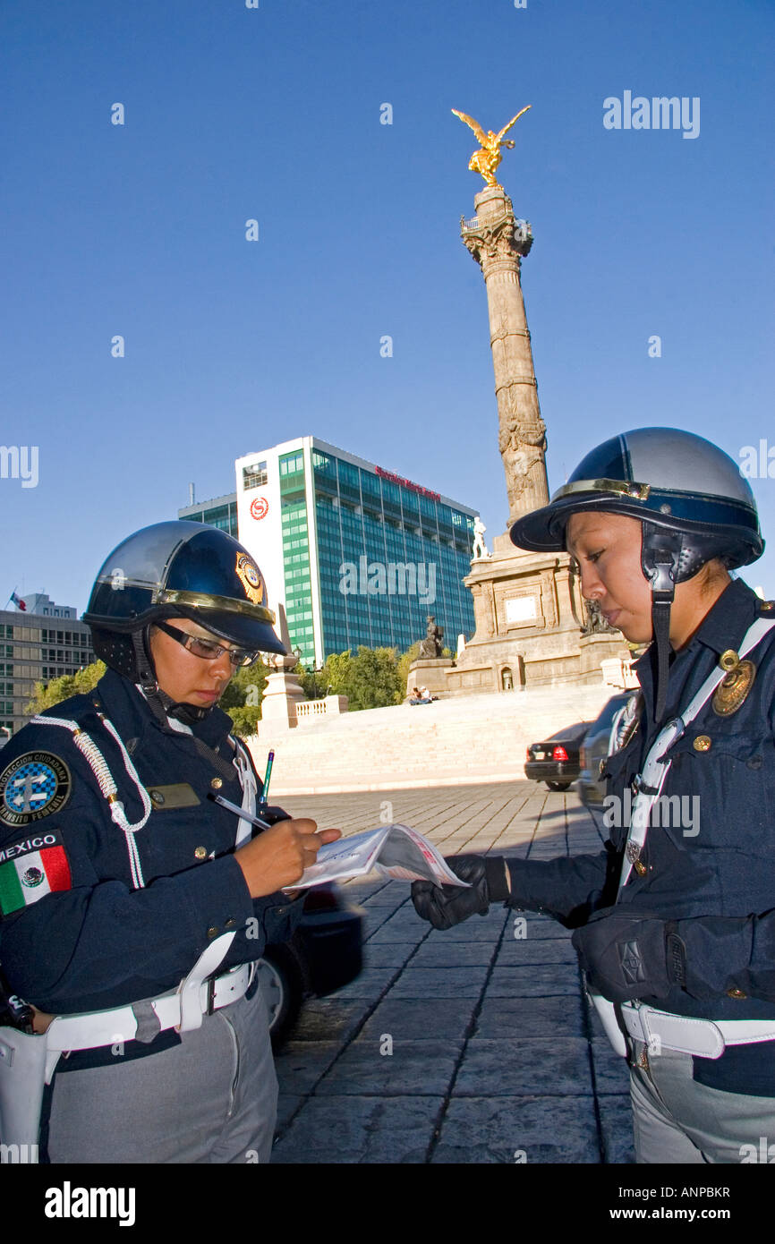Mexican police officer in uniform hi-res stock photography and images ...