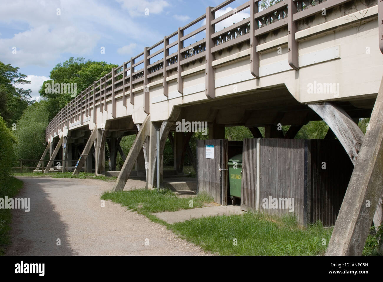 The Goring and Streatley Bridge crossing the River Thames Stock Photo ...