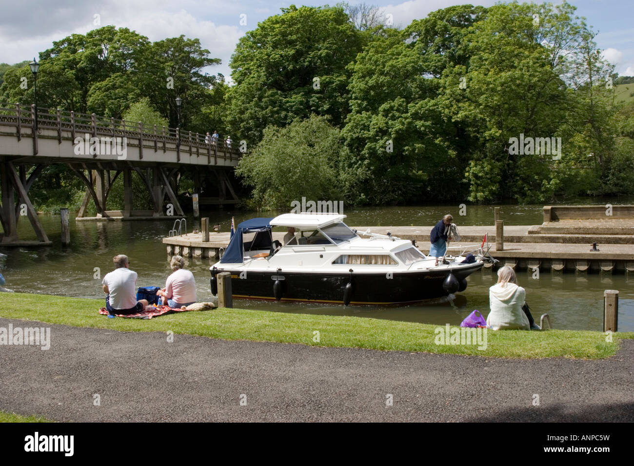 The Goring and Streatley Bridge crossing the River Thames Stock Photo ...