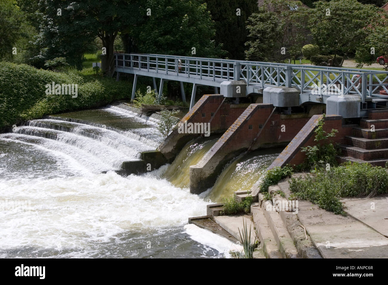 Weir and sluice gate on the River Thames at Goring and Streatley Stock ...