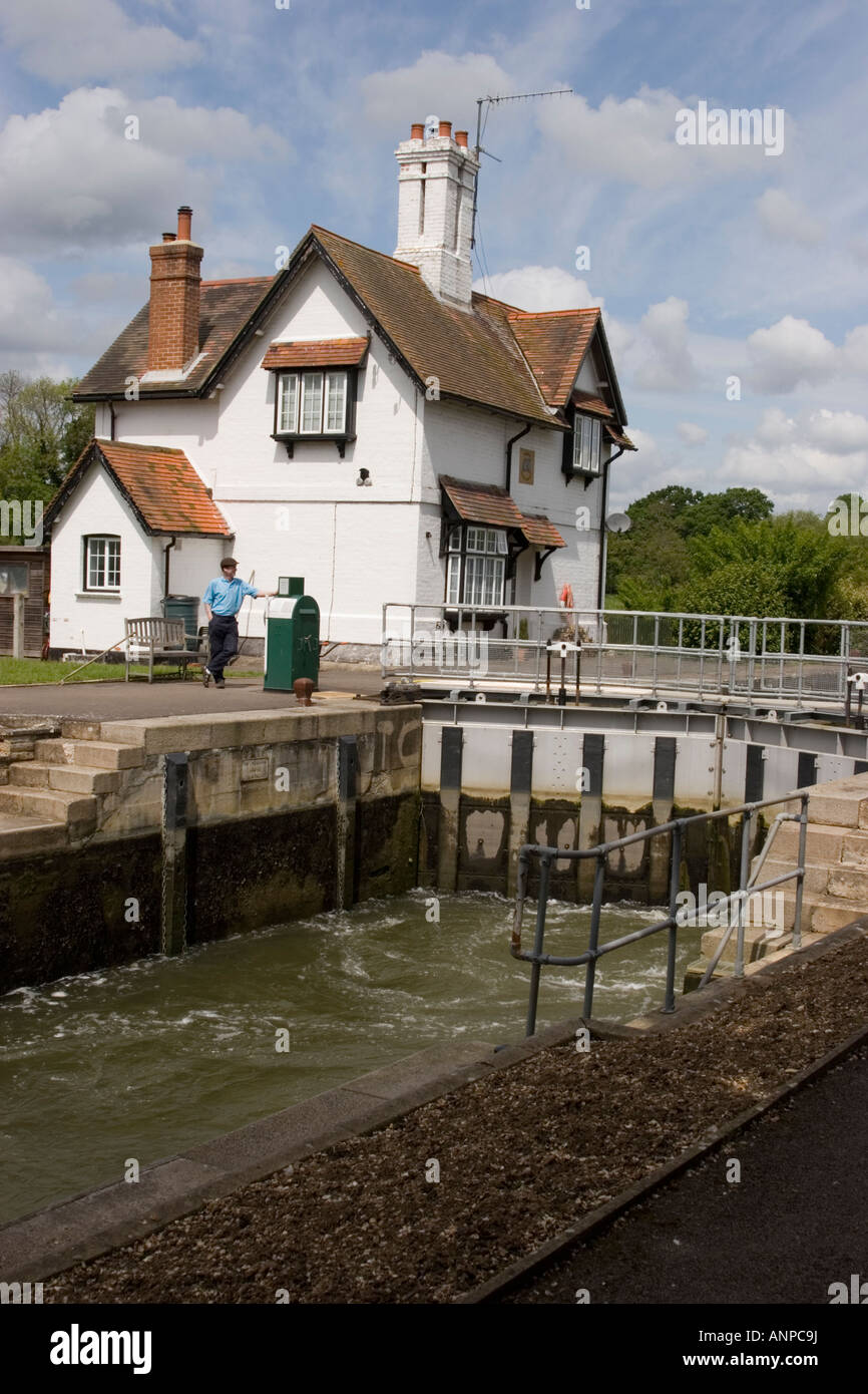 Lock keeper cottage uk hi-res stock photography and images - Alamy