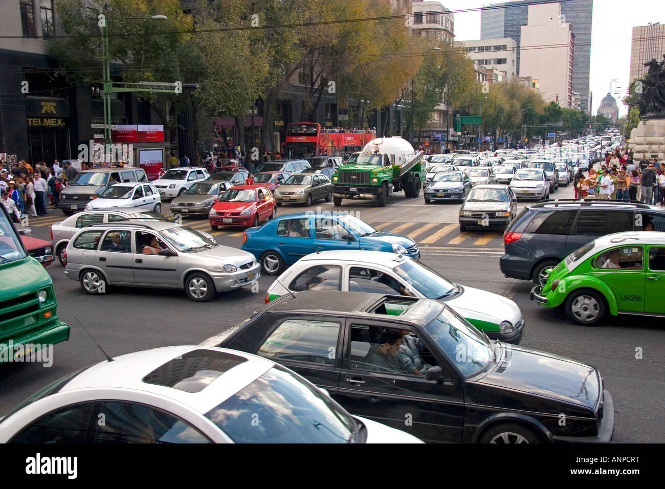 Heavy traffic at the intersection of Paseo de la Reforma and Eje ...