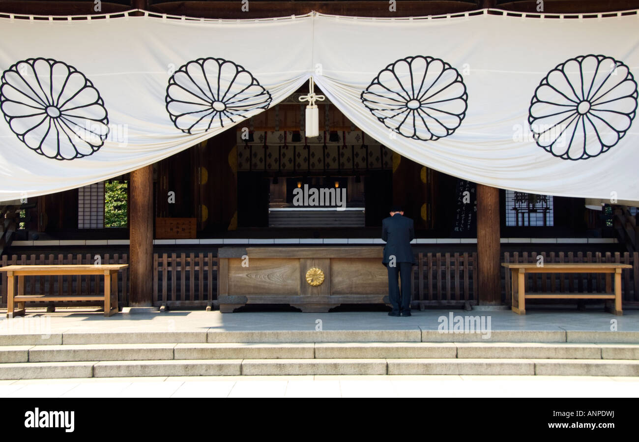 Man praying at Yasukuni Shrine in Tokyo Japan Stock Photo - Alamy