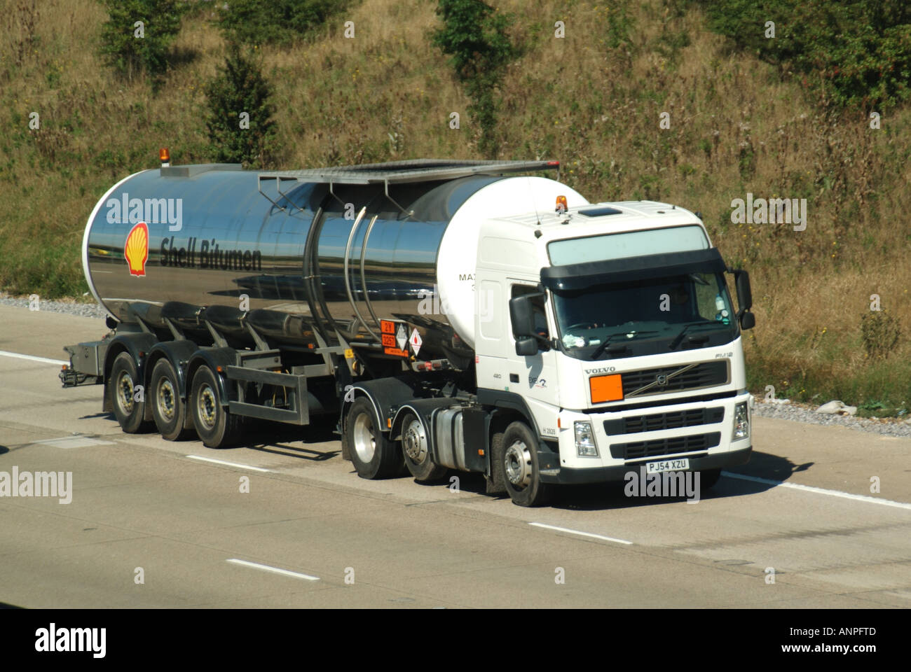 M25 motorway Shell Bitumen tanker lorry tyre saving raised axle Hazchem ...