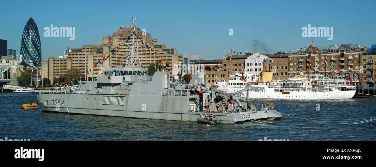 Royal navy minesweeper hi-res stock photography and images - Alamy