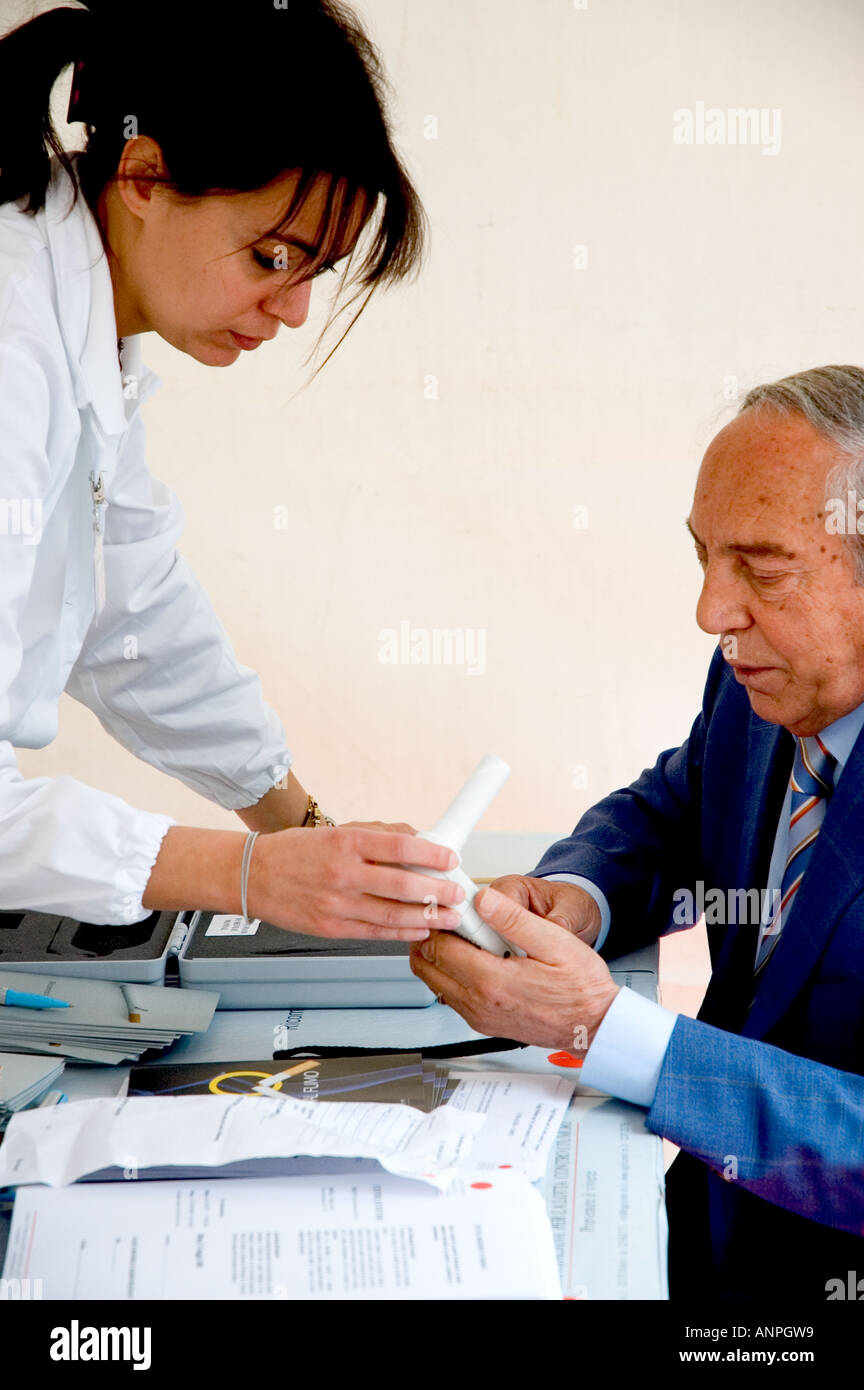 breath test to an old man - test to measure carbon monoxide levels ...