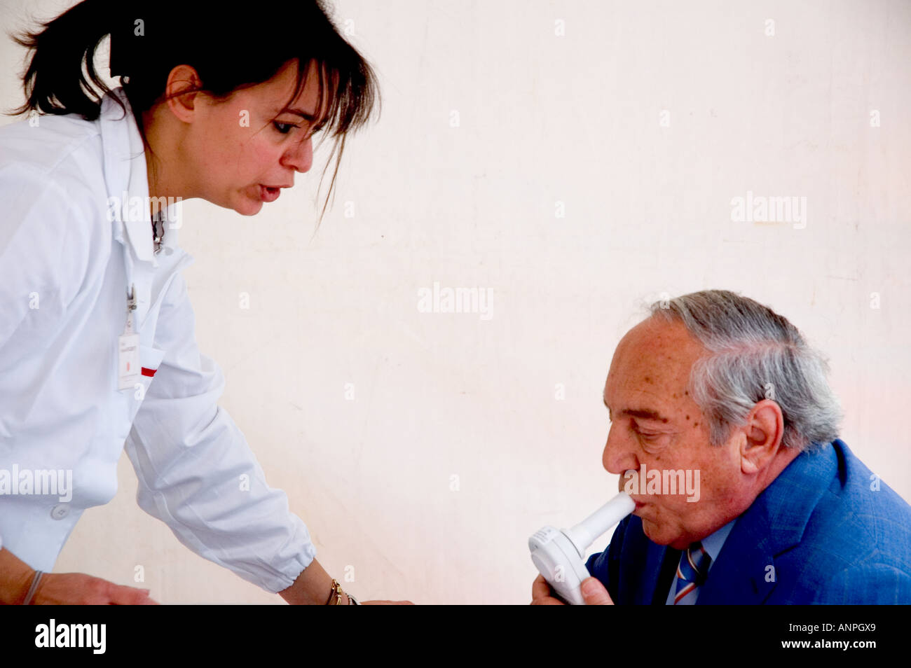 breath test to an old man - test to measure carbon monoxide levels ...