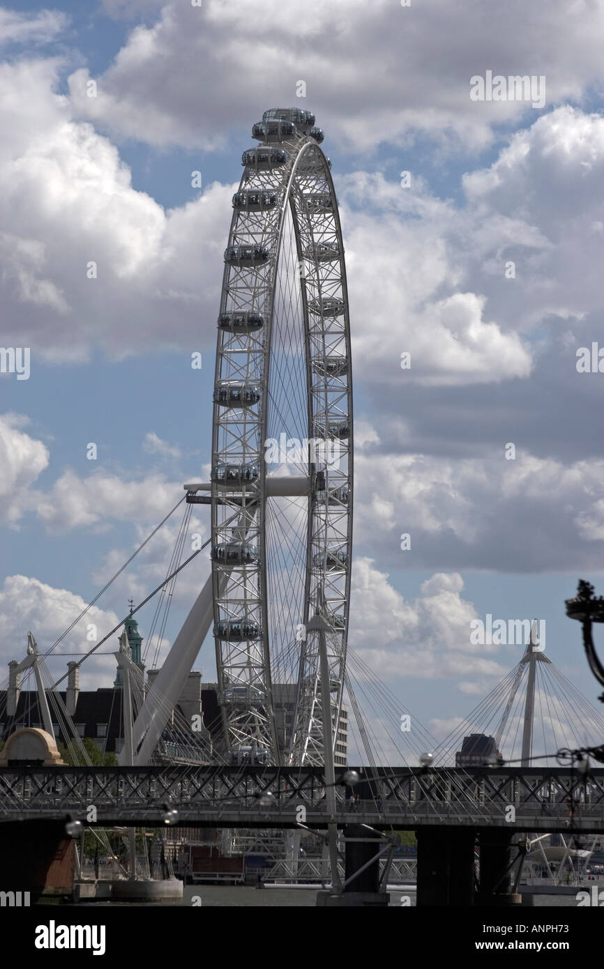 Hungerford footbridge london hi-res stock photography and images - Alamy