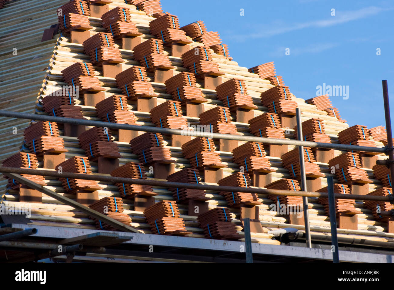 Uk house roof tiling new hi-res stock photography and images - Alamy