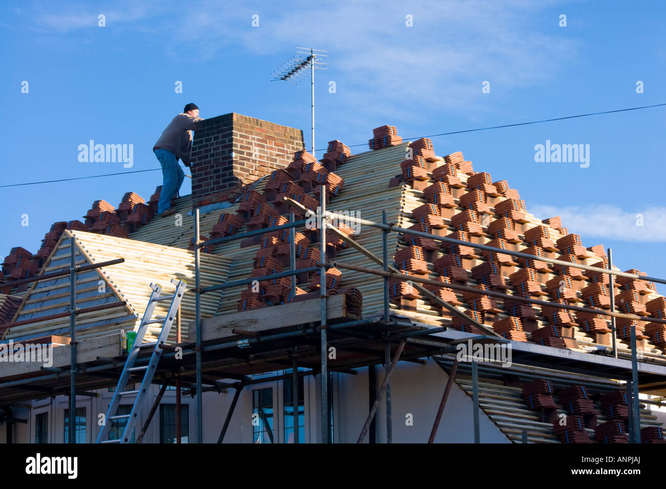 UK house roof tiling new Stock Photo - Alamy