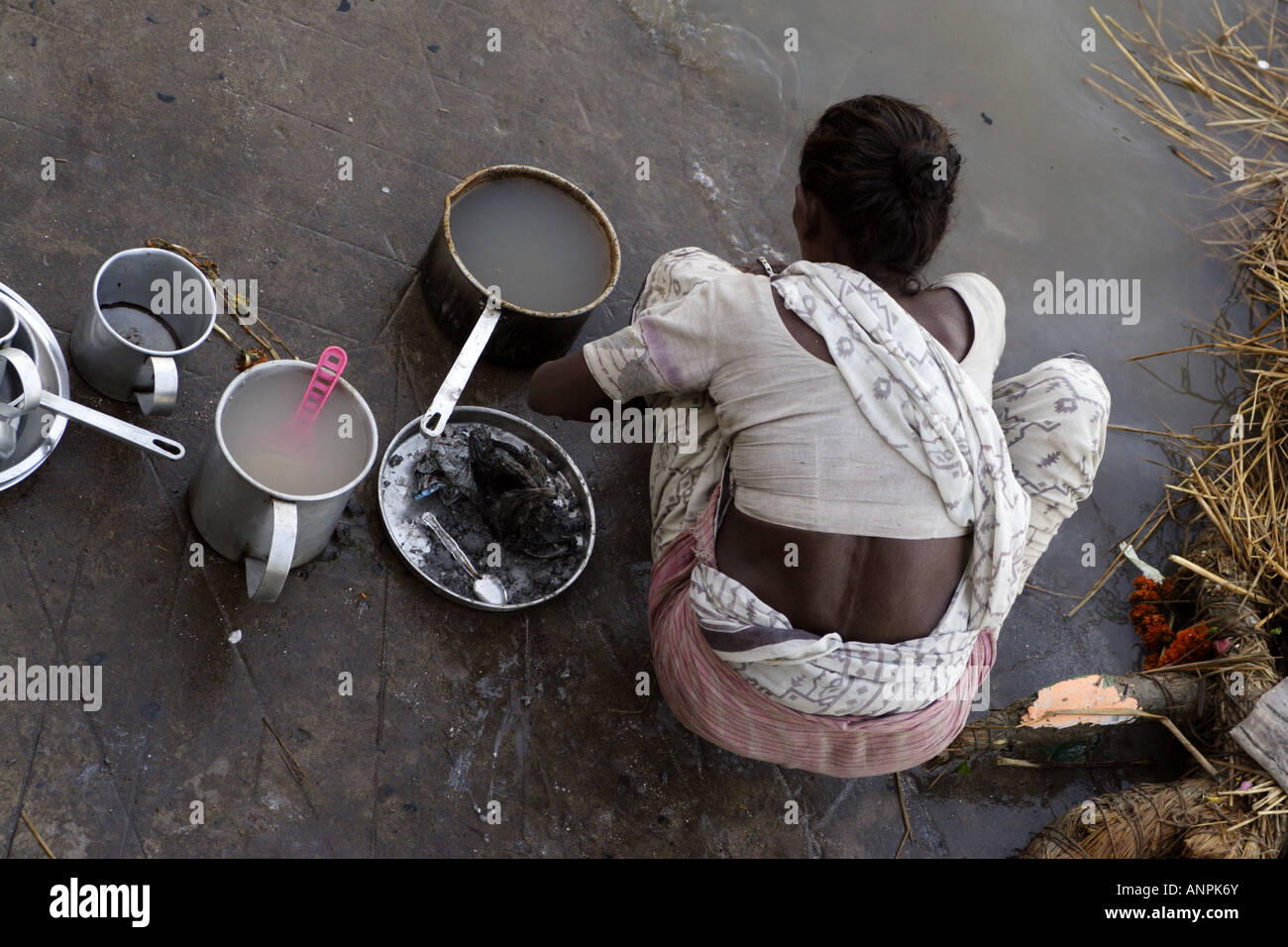 Woman washes cooking utensils hi-res stock photography and images - Alamy