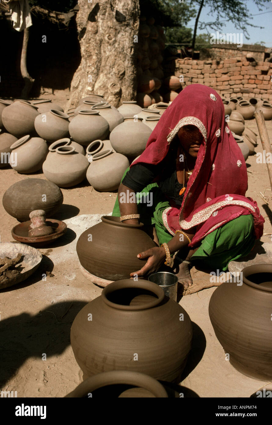 Indigenous woman potter hi-res stock photography and images - Alamy