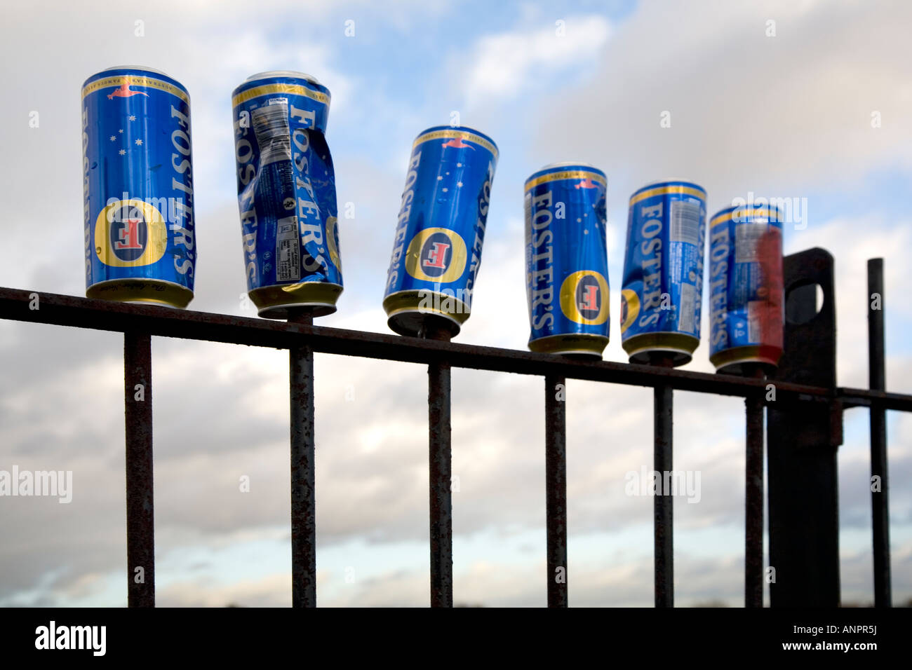 Row of empty beer cans hi-res stock photography and images - Alamy
