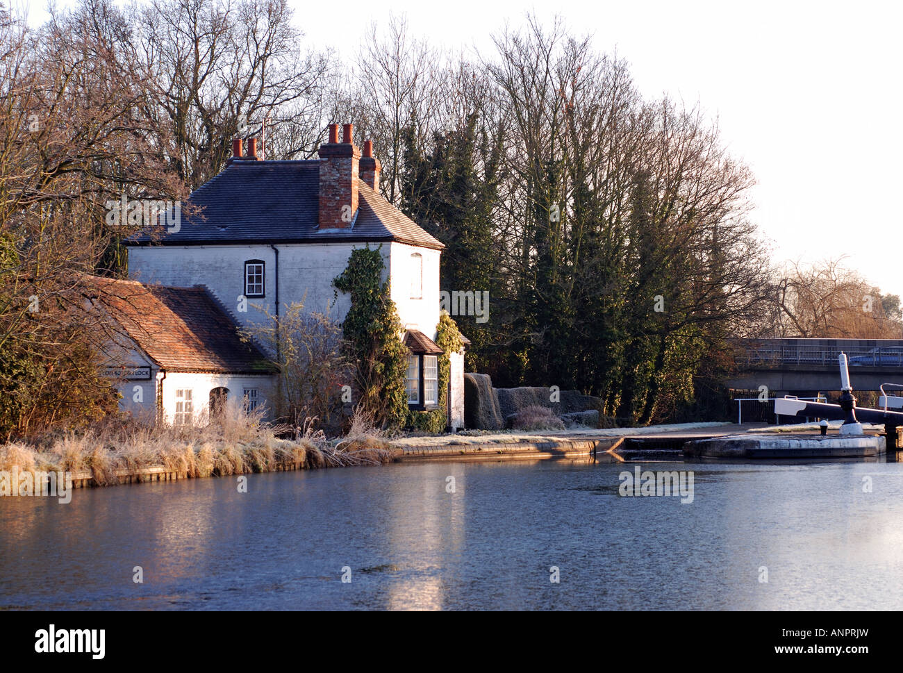 English canal lockkeeper cottage hi-res stock photography and images ...